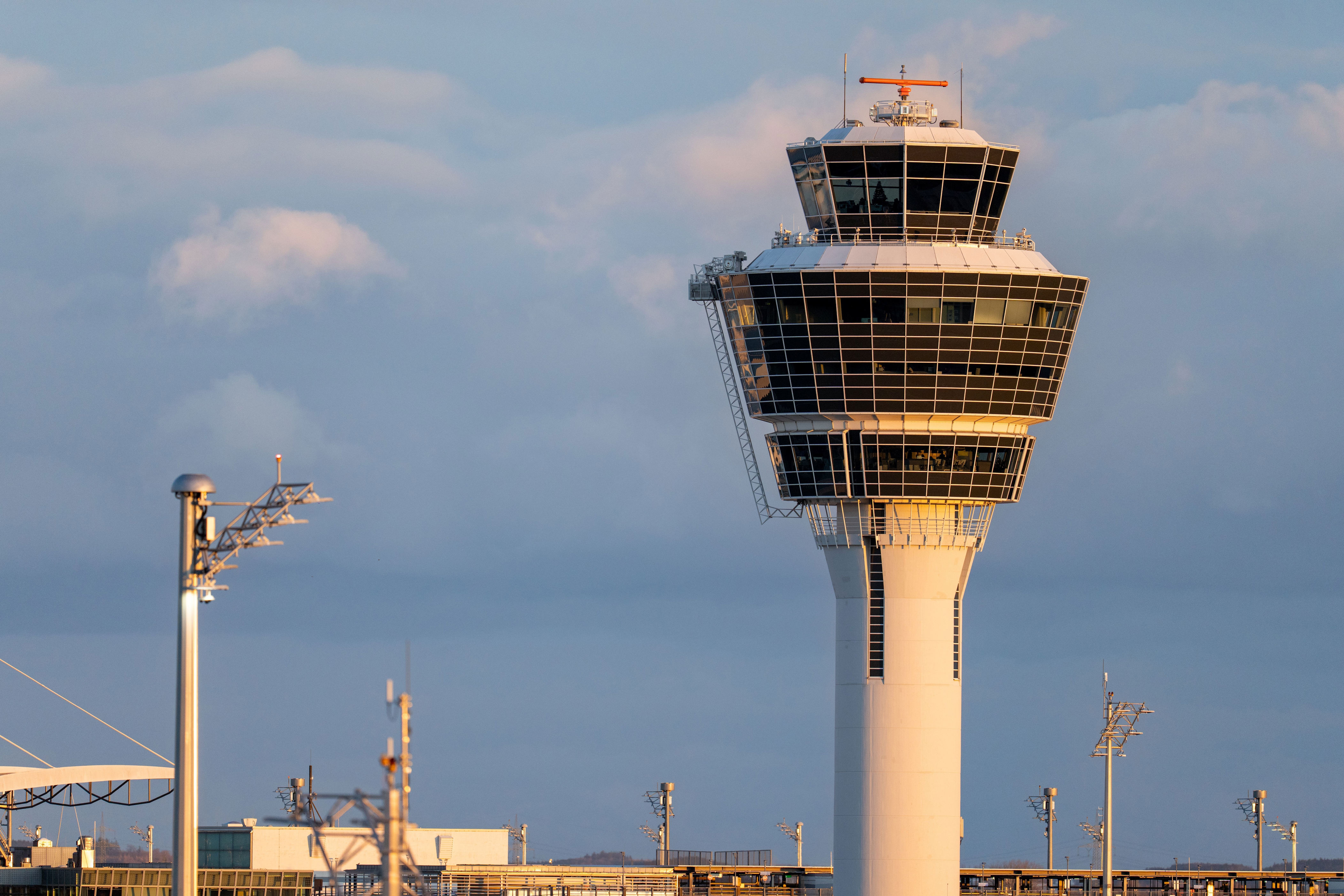 United Airlines’ major international hub faces delays after flights ...