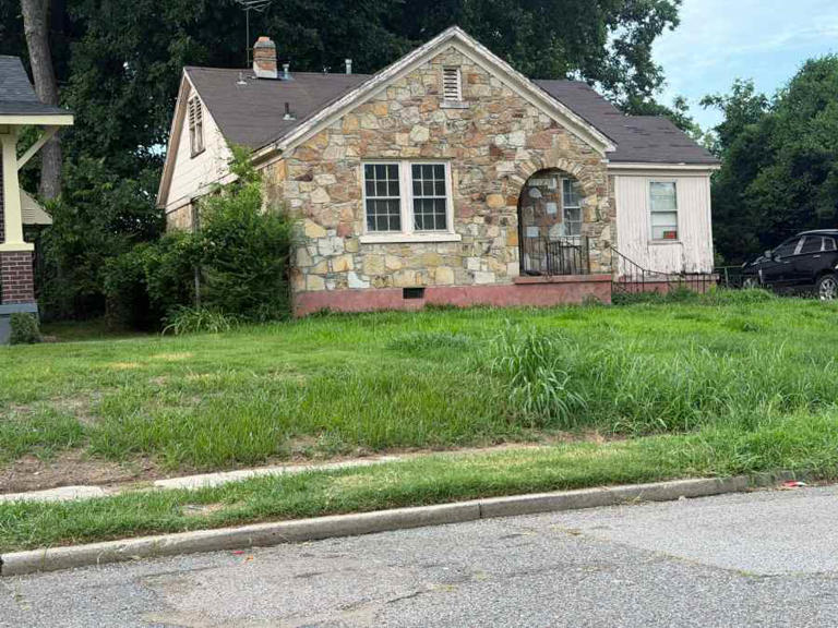 Memphis employee accused of animal cruelty: 'Dogs buried in the backyard'