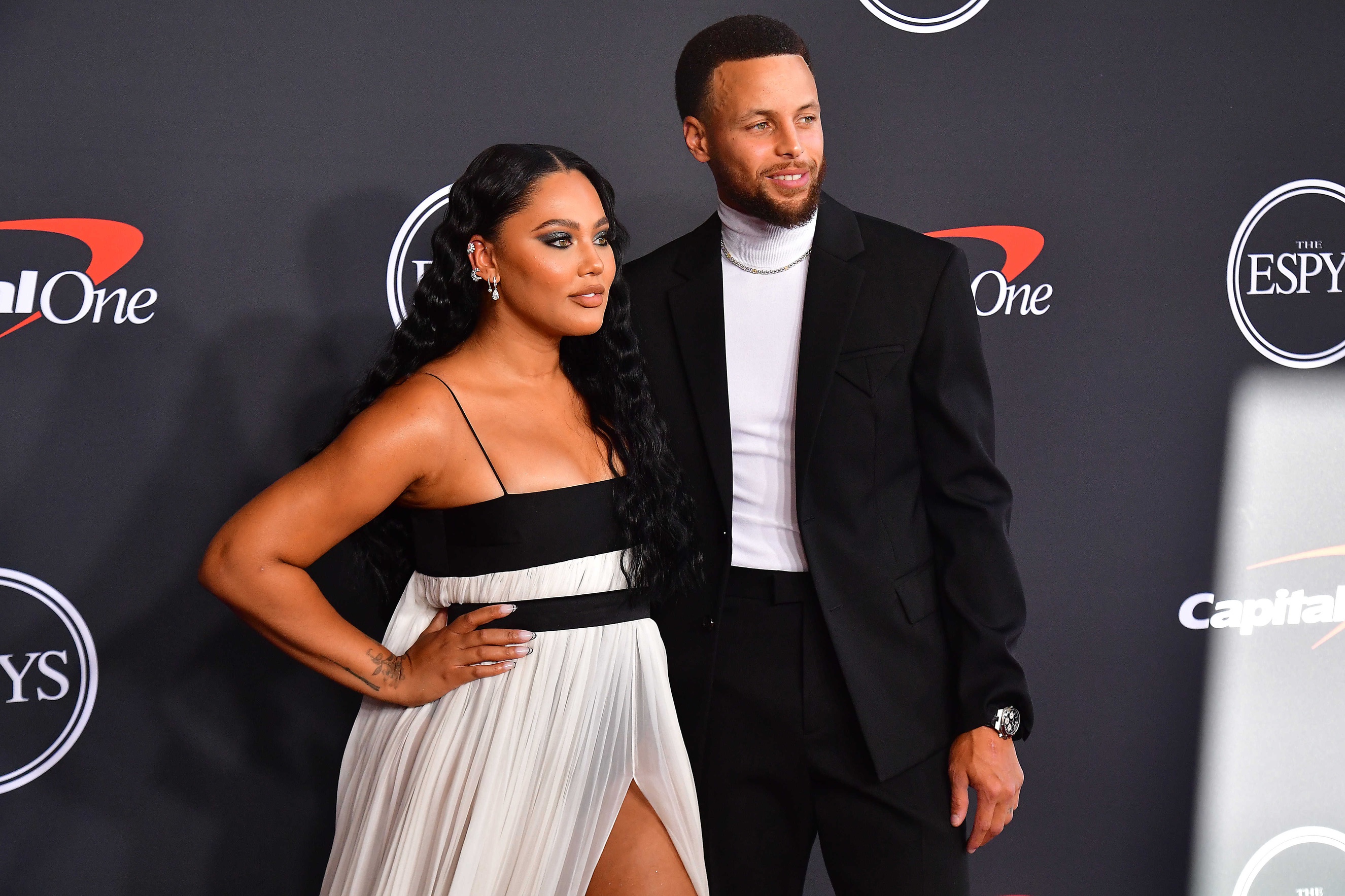 Ayesha Curry’s stunning outfit catches Stephen Curry’s attention