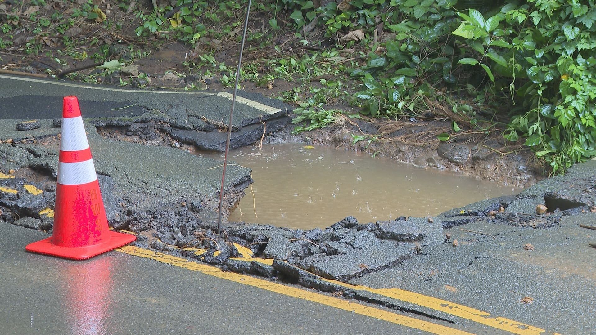 Water main break causes large sink hole in Maunawili
