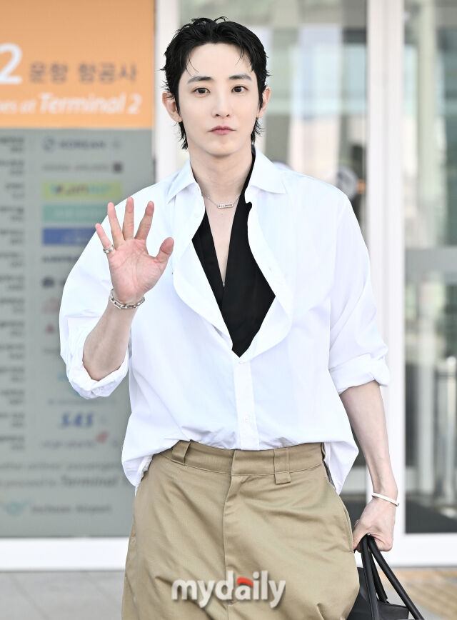 [MD포토] 이수혁, 손인사 훈훈하게