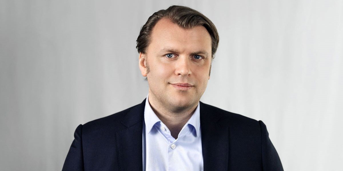 Han hittar investmentbolagen med stora rabatter