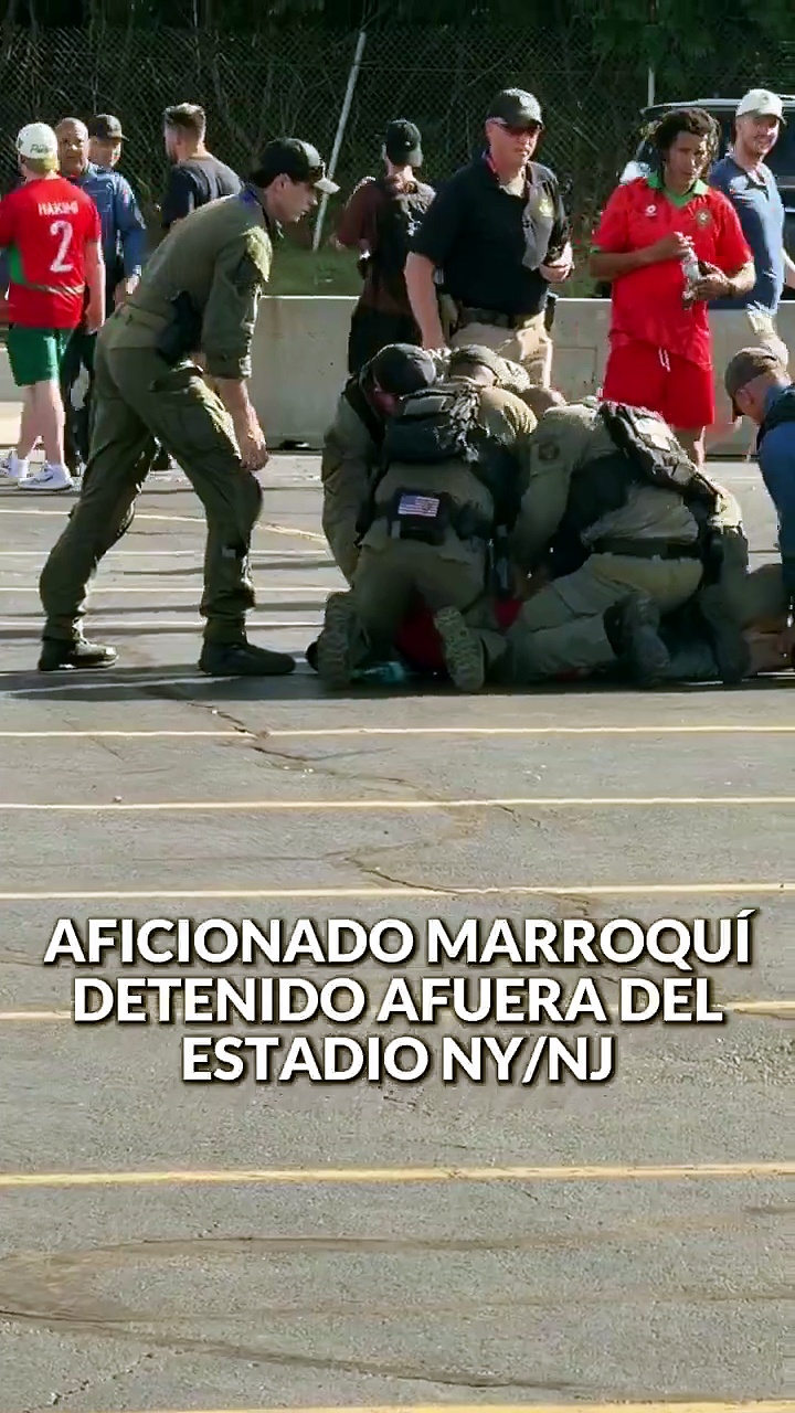 Aficionado de Marruecos fue arrestado por las agentes de seguridad de ...