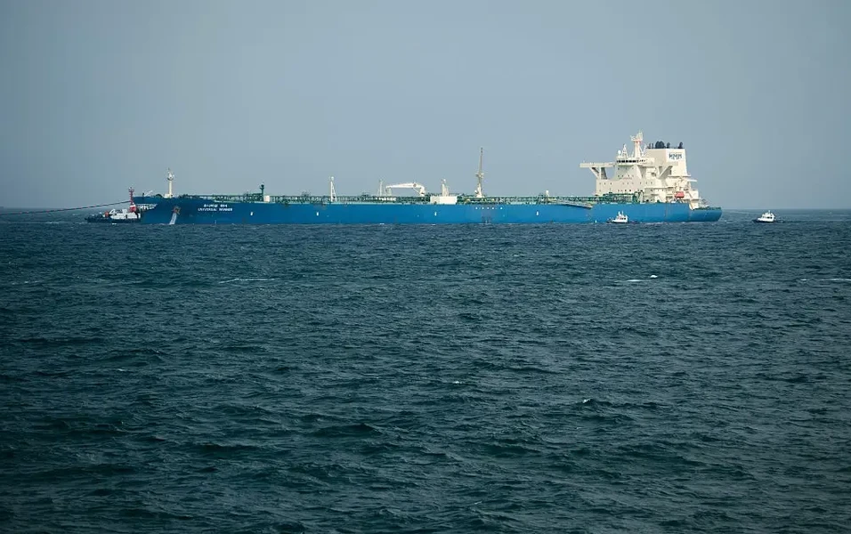 Gulf oil flows rise but dispute over scale persists