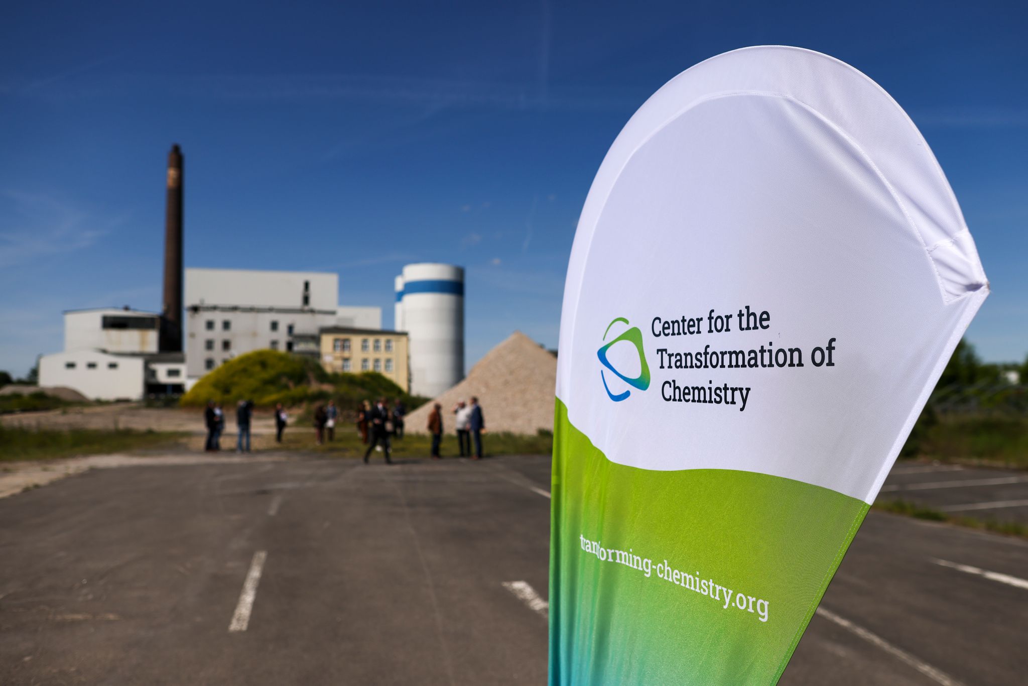 Chemie-Forschungszentrum knüpft erste Industrie-Kontakte