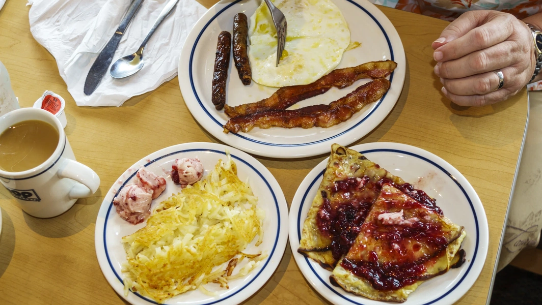 13 classic diner dishes and iconic chains