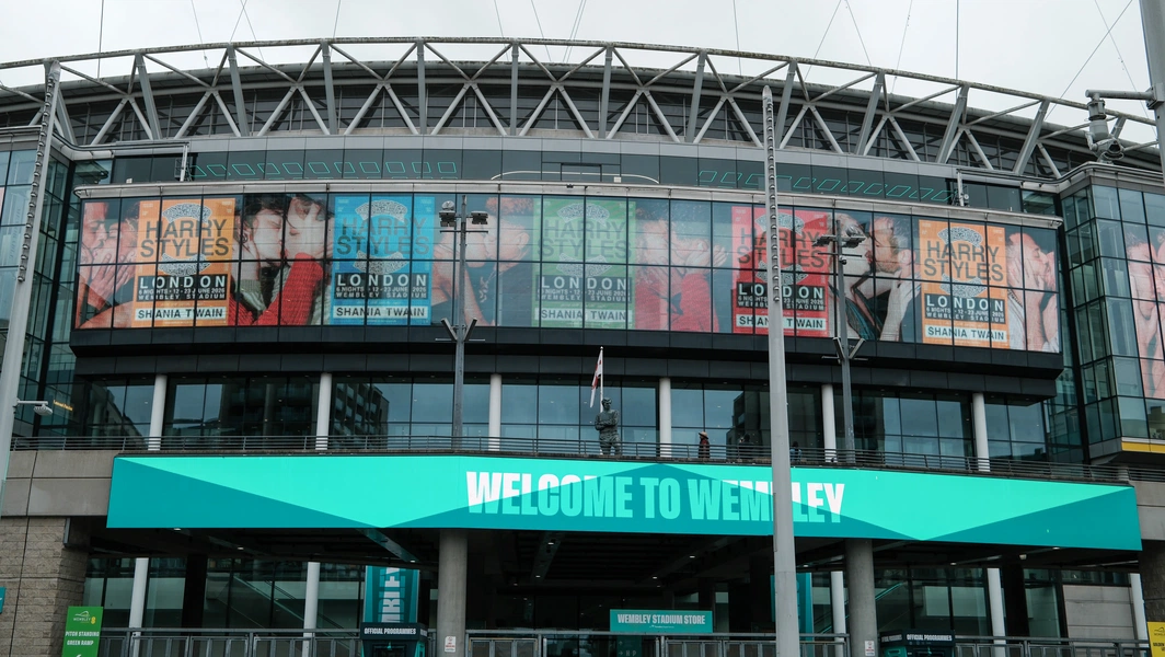 Harry Styles opens Wembley run with tribute to David Hockney