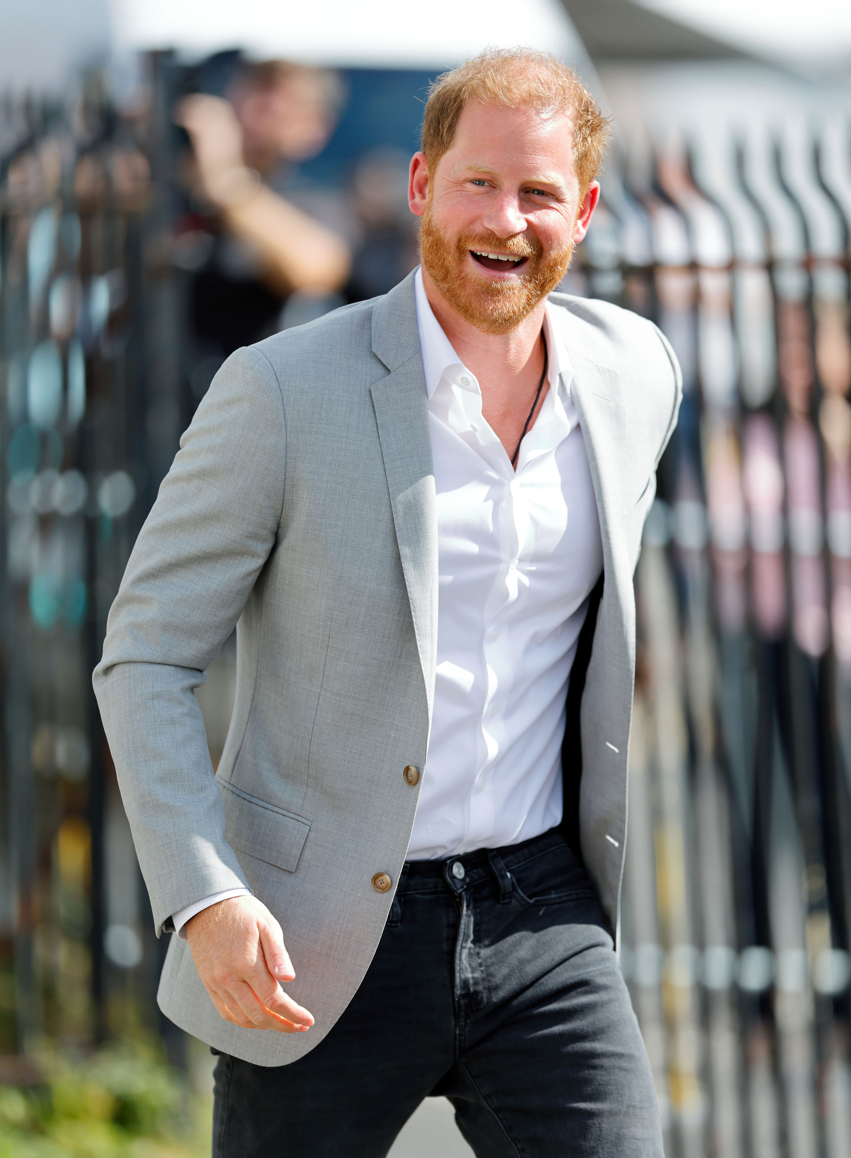 Prince Harry makes surprise solo appearance at Knicks vs. Spurs game ...