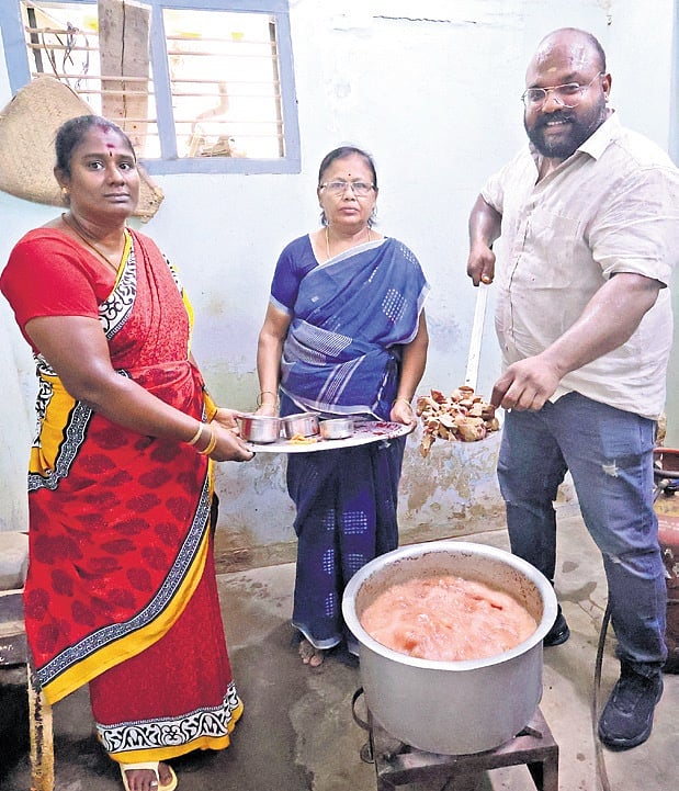 Madurai’s midnight dogfather: The councillor who feeds 600 stray dogs ...