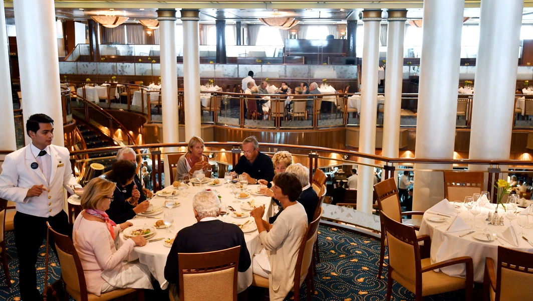 14 cruise habits that earn respect onboard