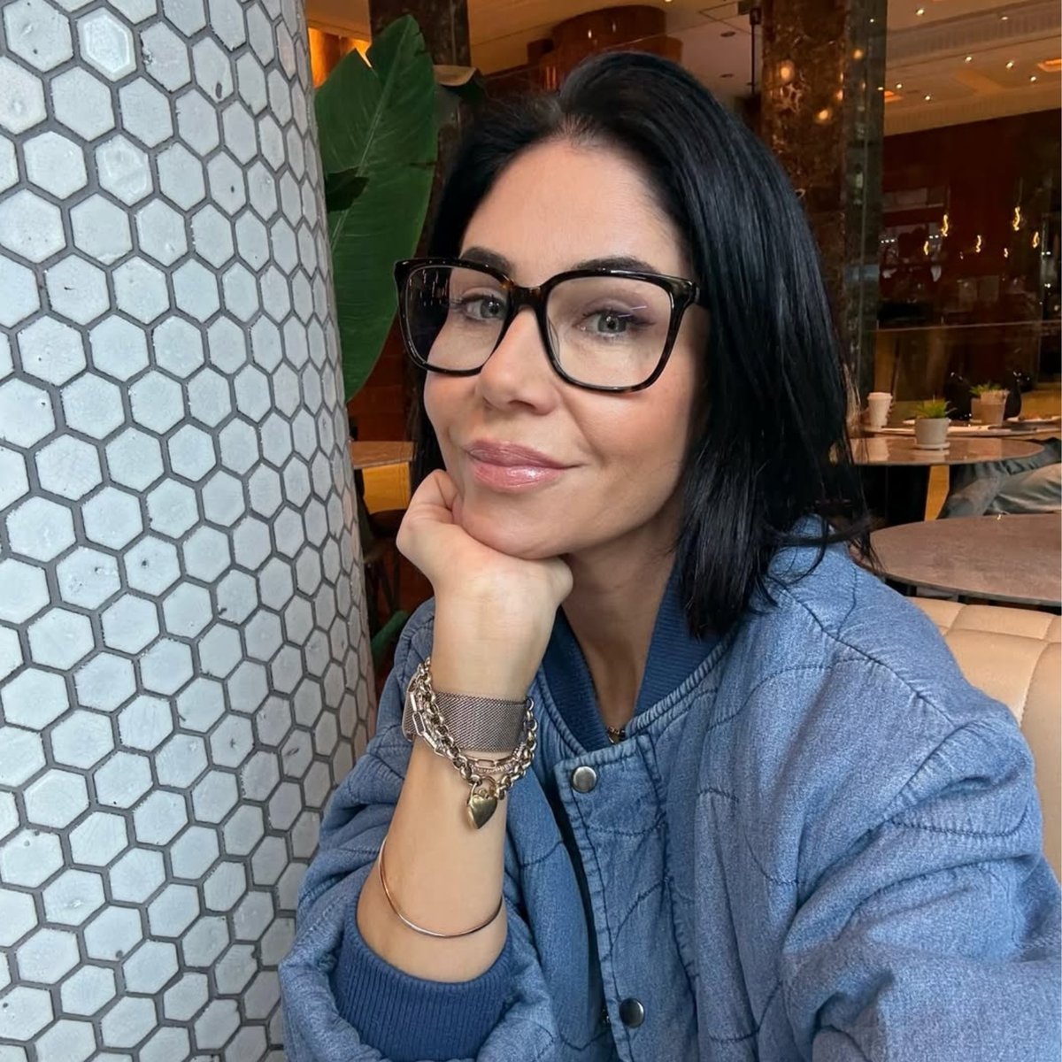 I'm a beauty expert who wears glasses every day. You need to know about ...