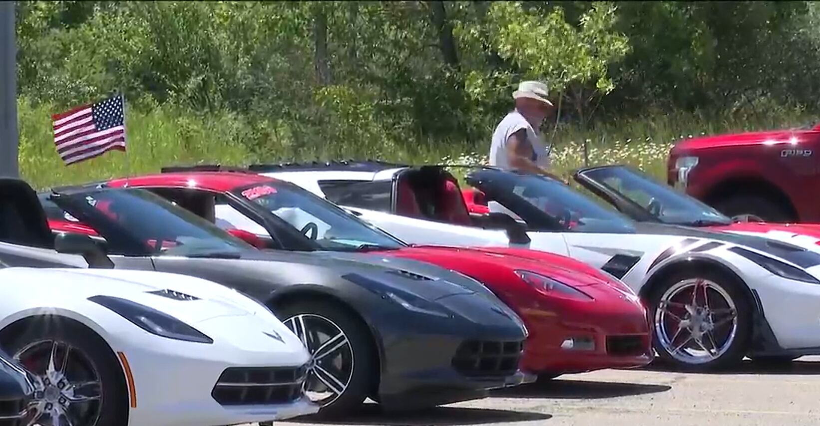 Corvette club holds car show to raise money for veterans home