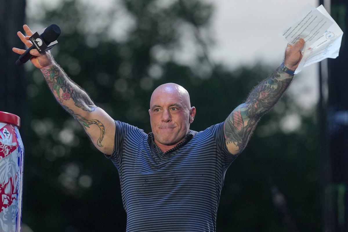 Joe Rogan ‘screws up’ as UFC White House weigh-in host while fans boo