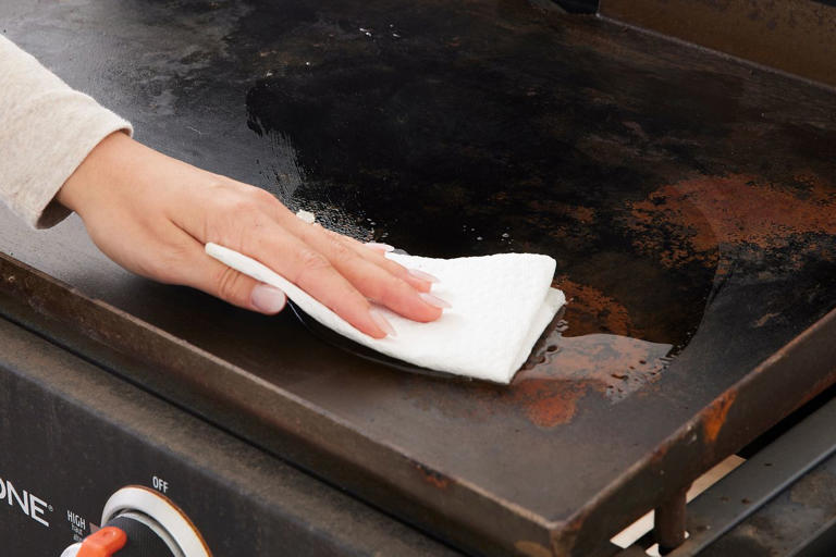 The right way to season a Blackstone, according to grilling pros