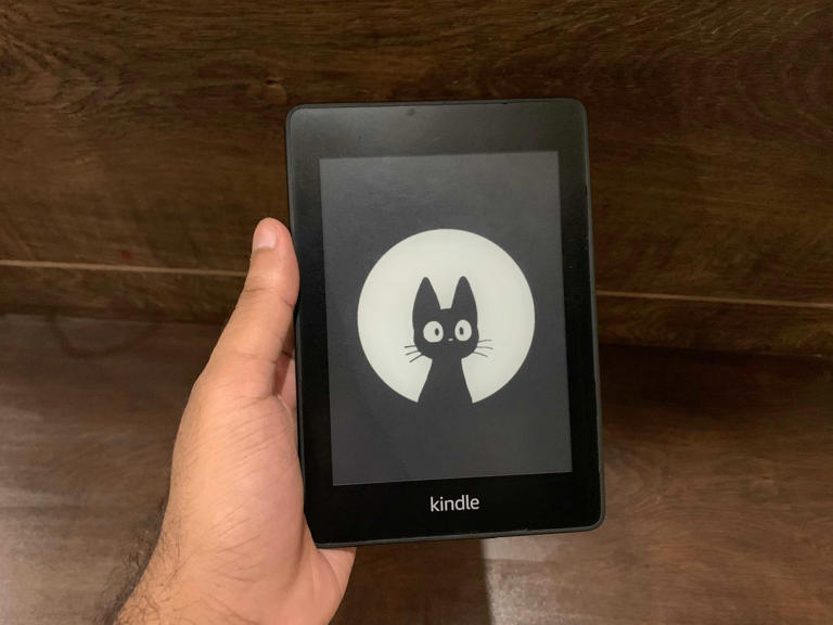 How I replaced my Kindle's boring lockscreen with custom wallpapers