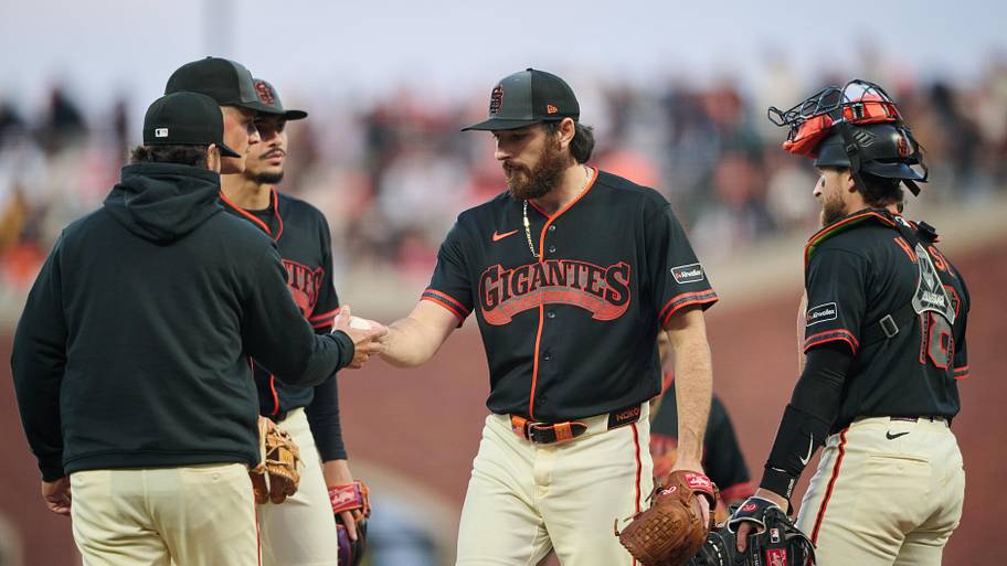 SF Giants swap out relievers in latest roster move, bring back familiar ...
