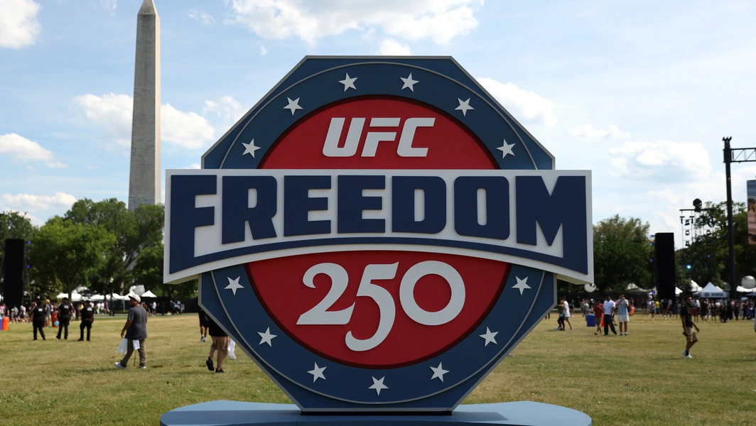 Pilot reports blinding lights from Trump White House UFC setup