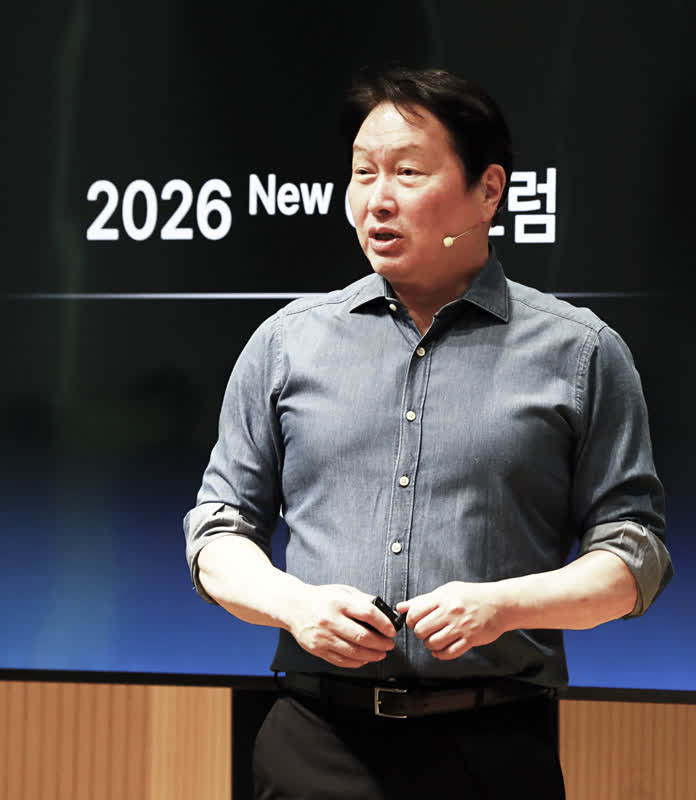 최태원 "전속력으로 AX"…SK, '1인 1 AI 에이전트' 시대 연다