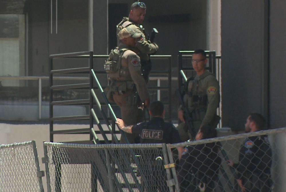 Albuquerque police arrest man after barricade at vacant apartments