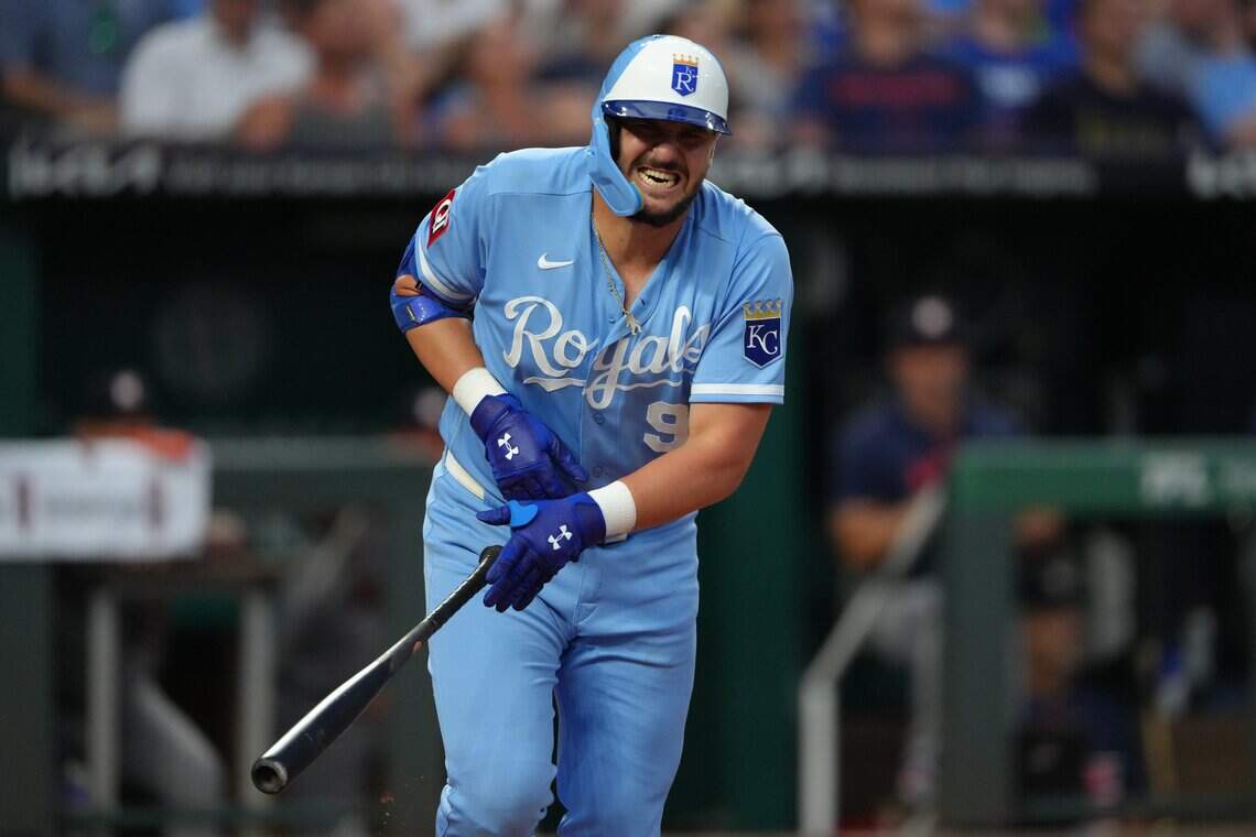Royals' Vinnie Pasquantino exits Saturday's game with injured hand ...