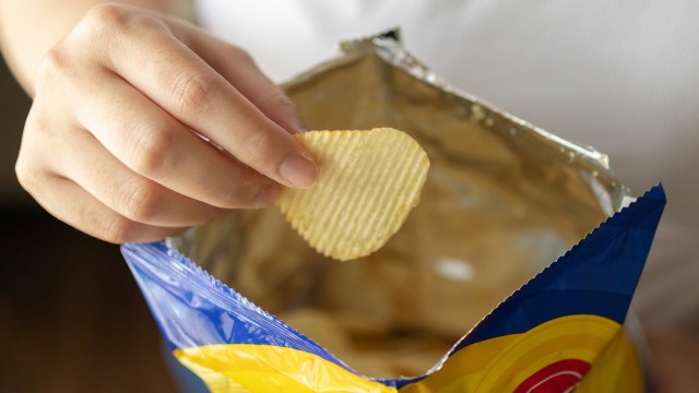 Adding a daily bag of chips could dull focus, raise dementia-linked ...