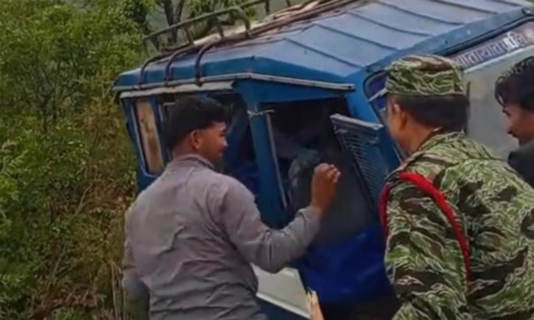 Forest officials push roadside tempo off cliff in Kailali, video sparks ...