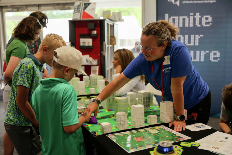Dow Championship STEM Center gives kids hands-on lessons