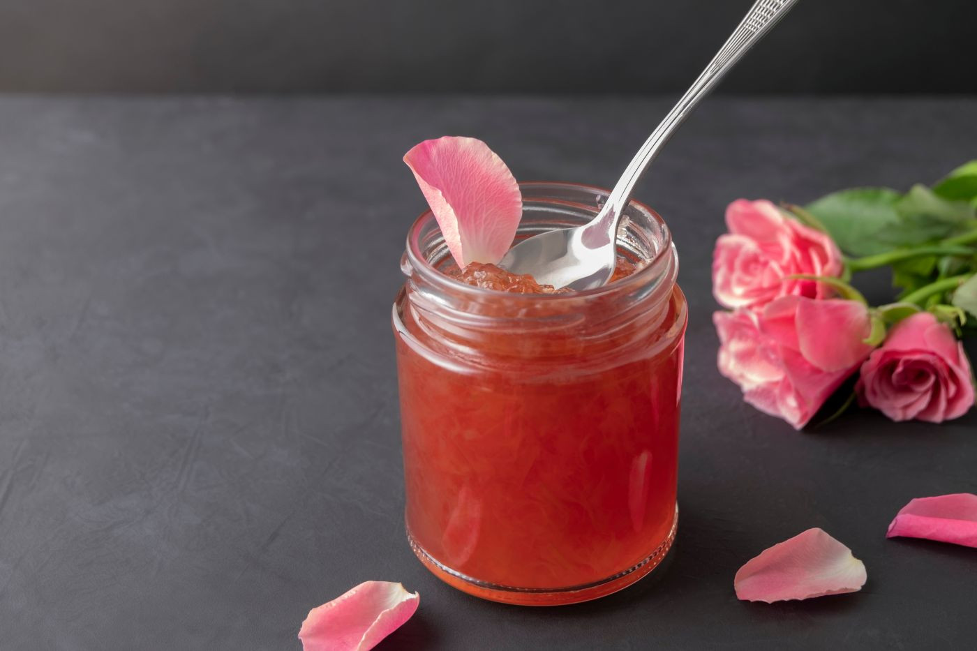 La rose en cuisine : le choix du rosier qui change tout pour vos recettes