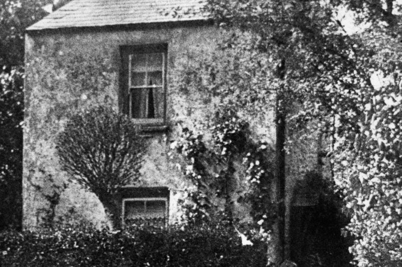 Normal looking house people walk past every day has an insane 300-year ...