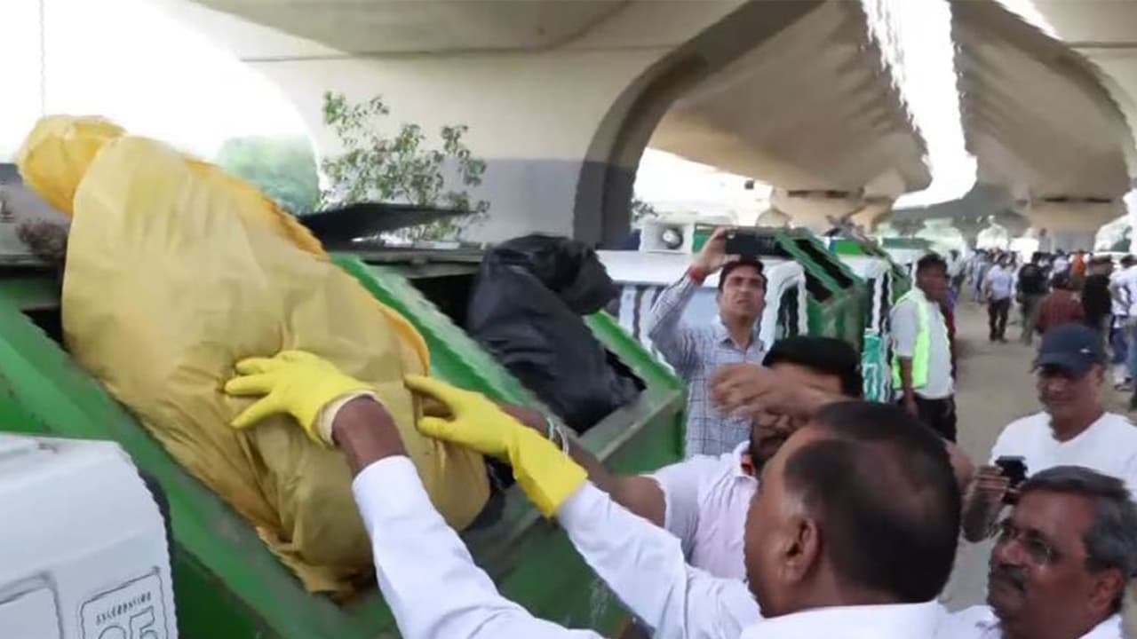 BJP workers clean Yamuna ghats, Bidhuri recalls party's poll promise