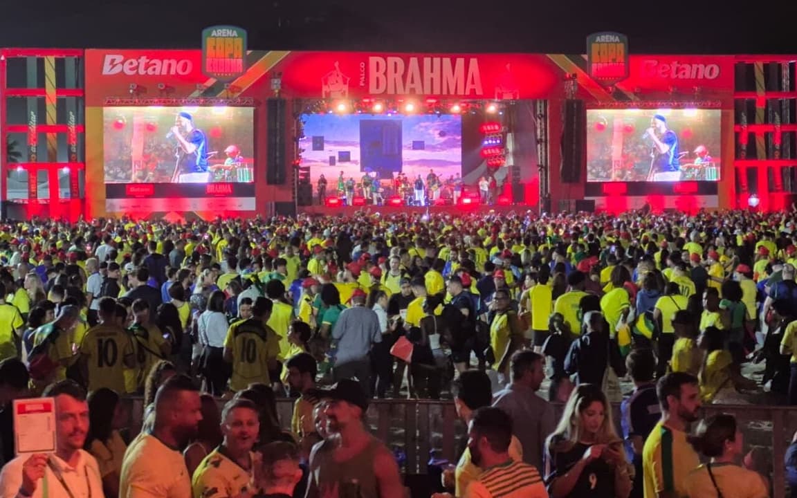 Na festa em Copacabana, torcida lamenta empate do Brasil