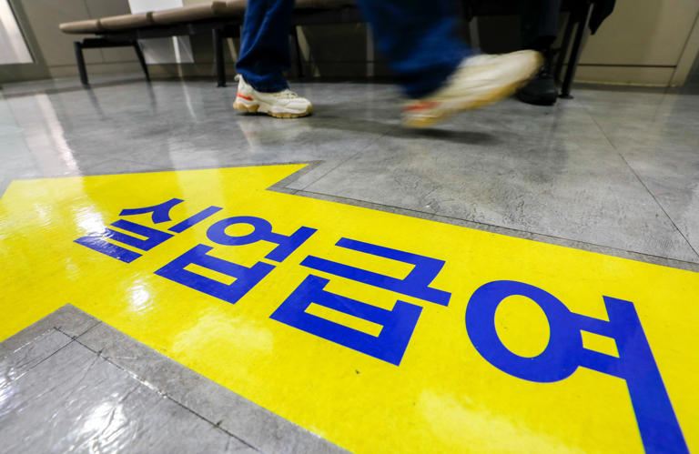 Employment insurance fund expenditure tops 20 trillion won, sustained ...
