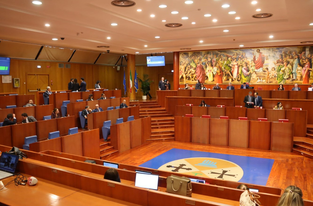 Regione Calabria, i Cinquestelle tornano alla carica sul salario minimo ...