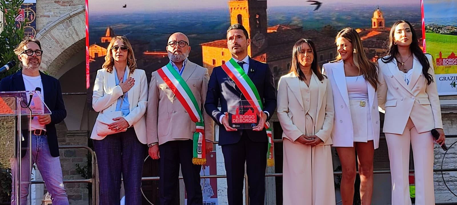 Passaggio di consegne in piazza. Cingoli diventa "Borgo dei borghi"