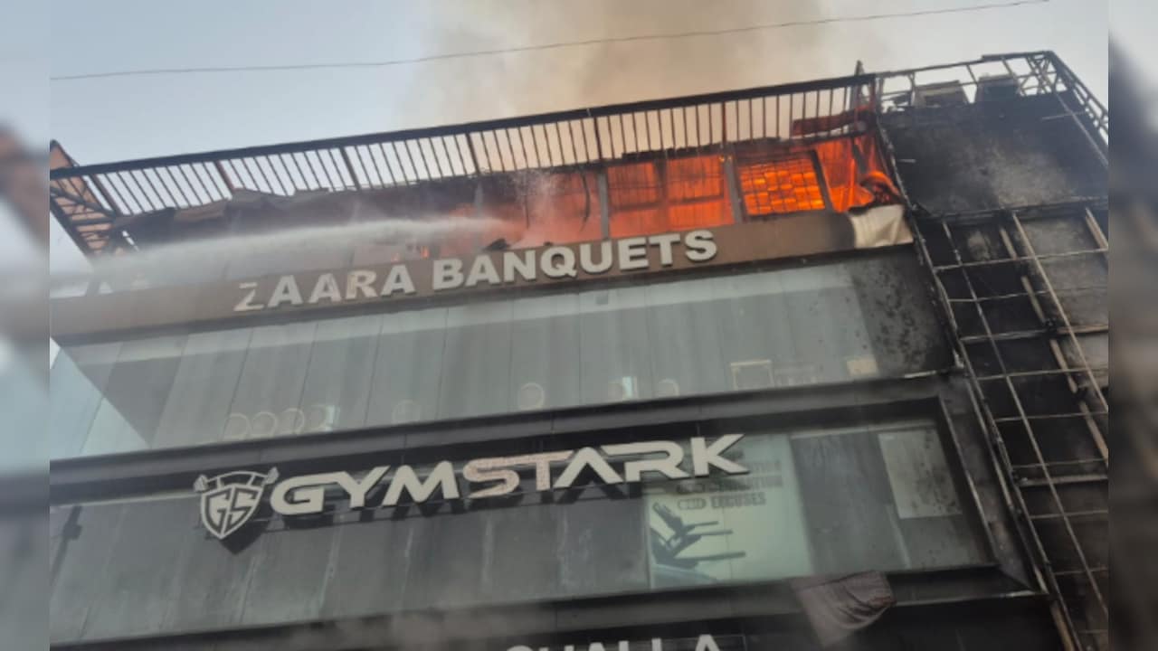 Delhi eatery on fire, 3 cooking gas cylinders explode. Daring rescue ...