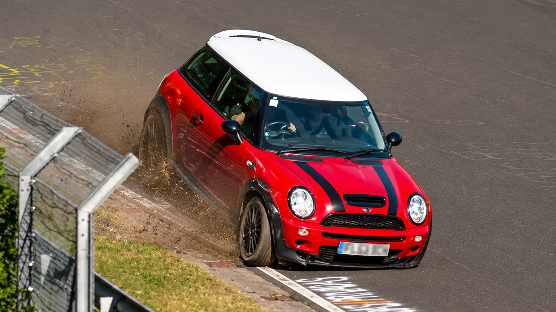 Pequeños errores al volante crean grandes momentos en Nürburgring