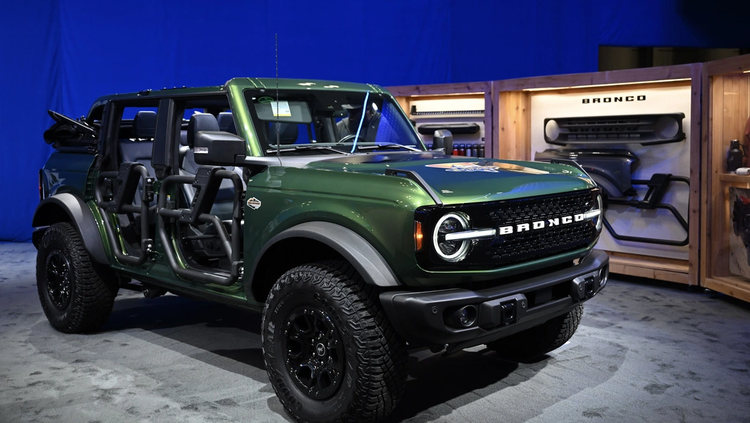 Ford Bronco Raptor vs Jeep Wrangler 392