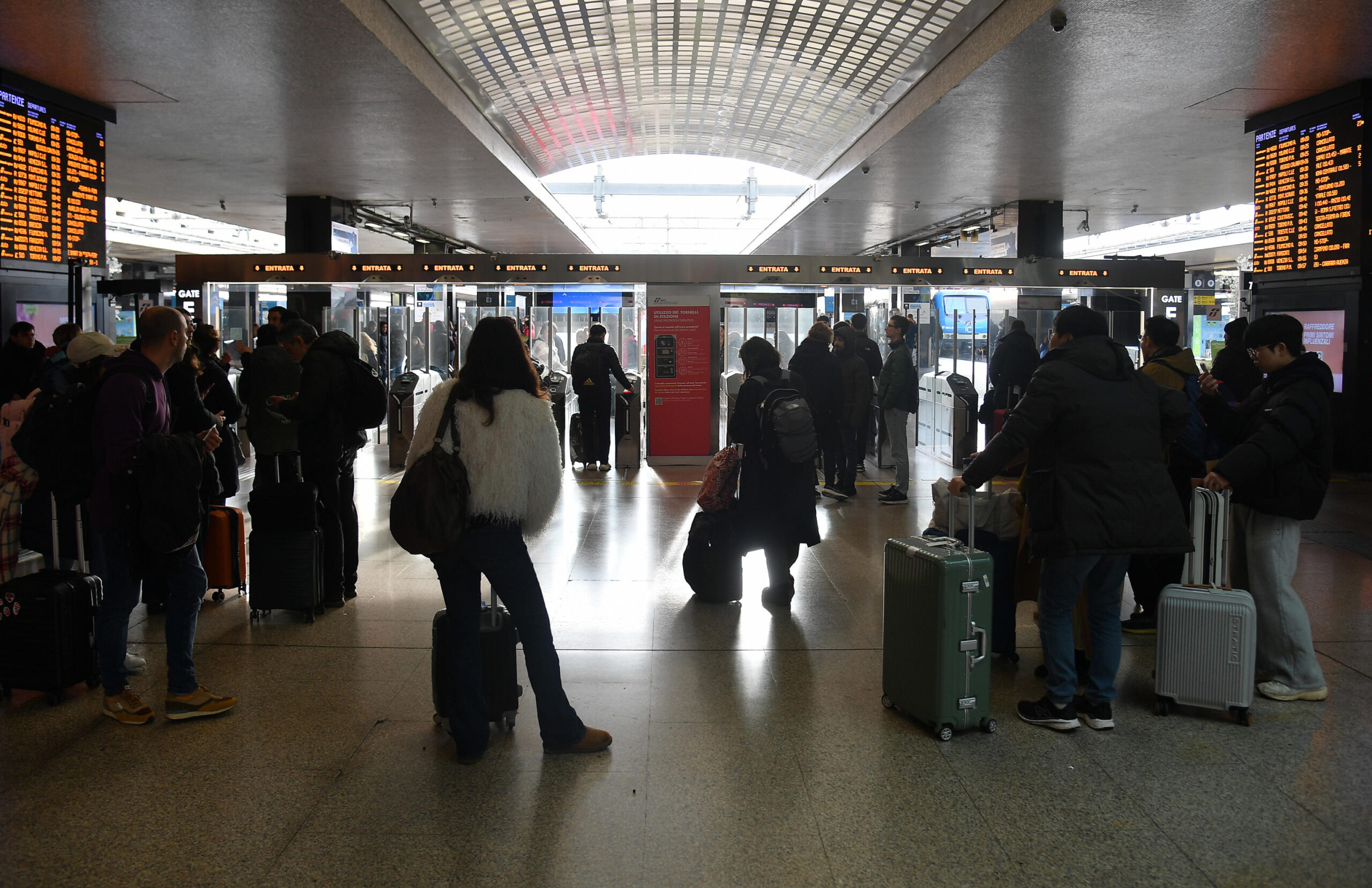 Roma, a bordo di un treno con 140mila euro contanti: fermato dalla polizia