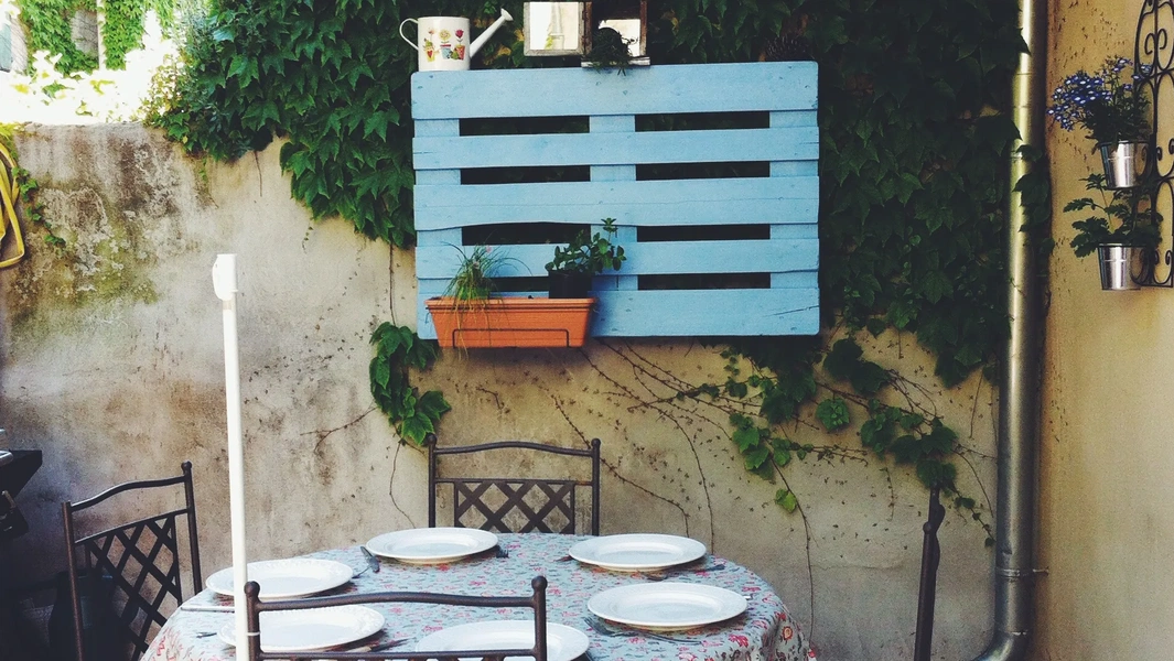 7 creative DIY garden projects with wooden pallets