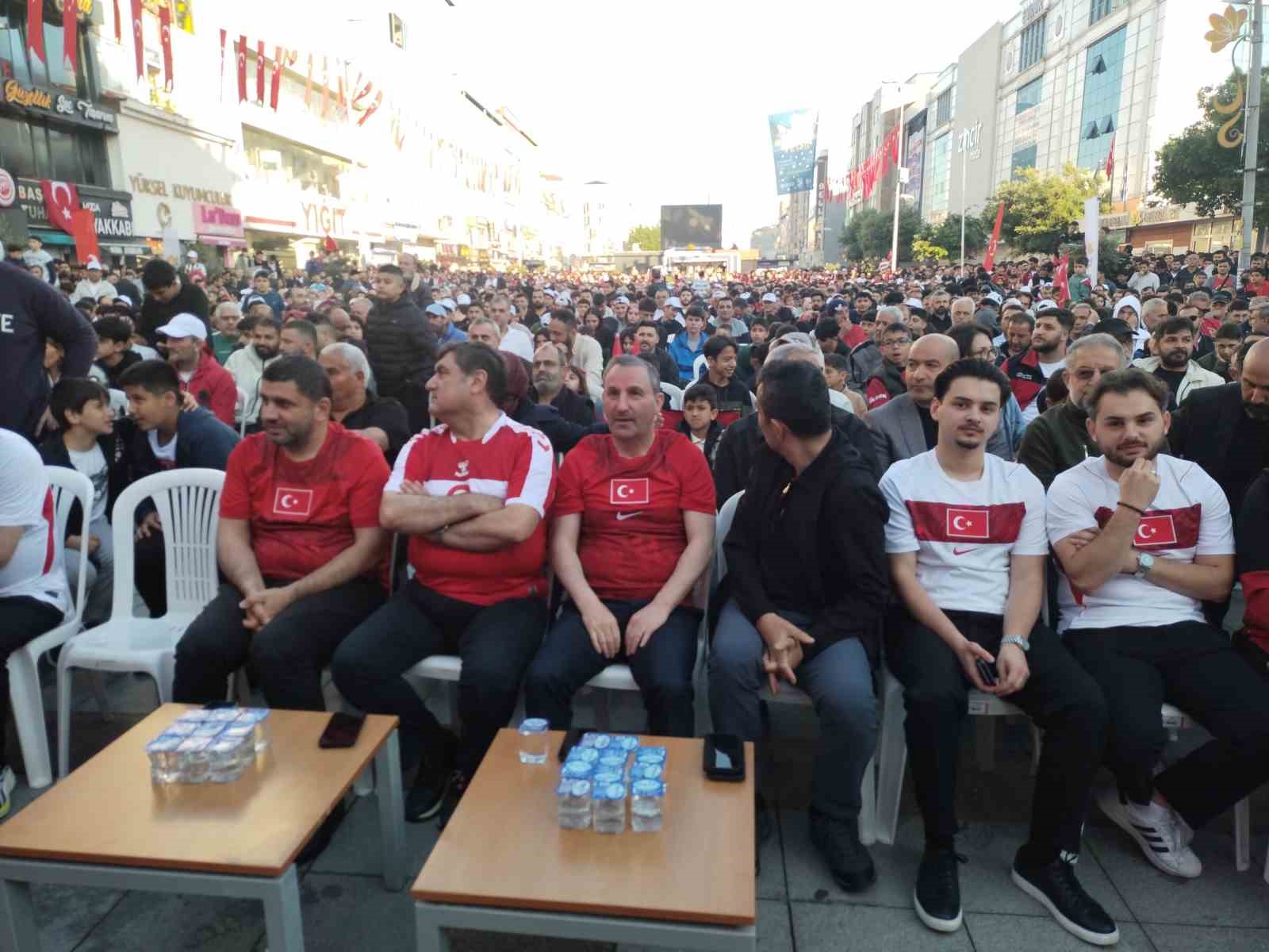 Sultanbeyli Kent Meydanı’nda vatandaşlar milli takım için tek yürek oldular