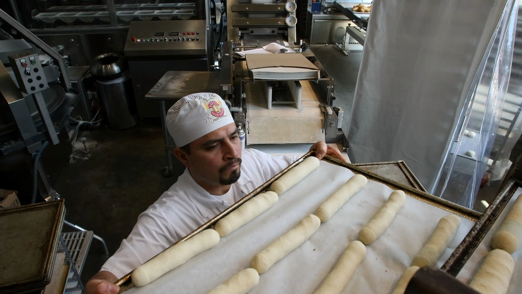 7 restaurant chains baking bread in-house