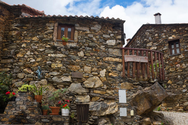 Au Portugal, ce village oublié et niché entre les montagnes est l’un ...