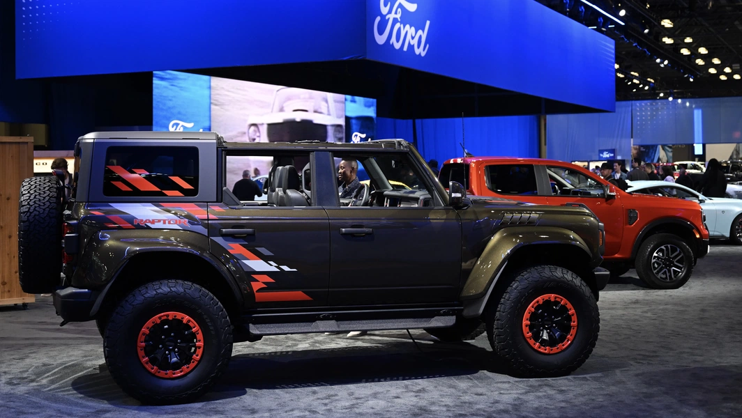 Ford Bronco Raptor vs Jeep Wrangler 392