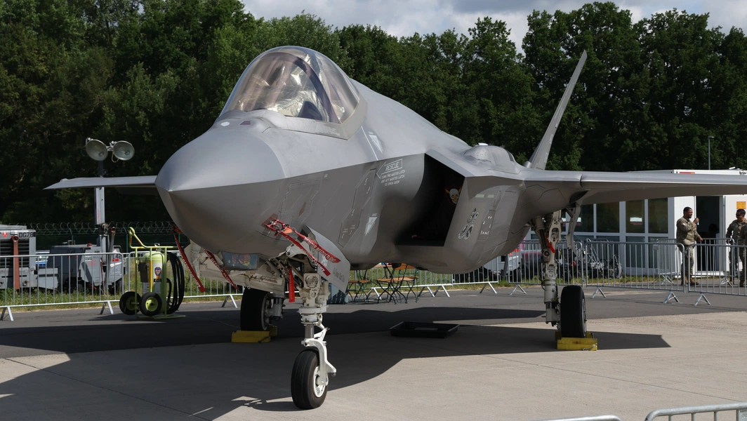 Speeds and ranges of record-breaking fighter jets