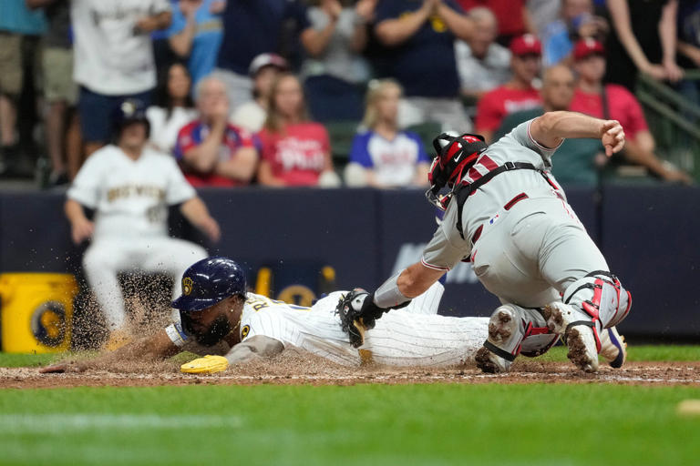 JT Realmuto hits 3-run homer in 5-run 6th and Phillies hold off Brewers 9-8