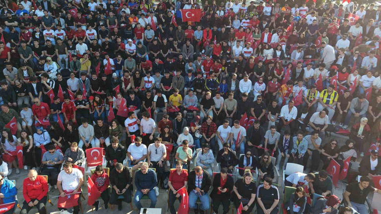Elazığ’da zaman durdu: A Milli maç için dev ekran kuruldu