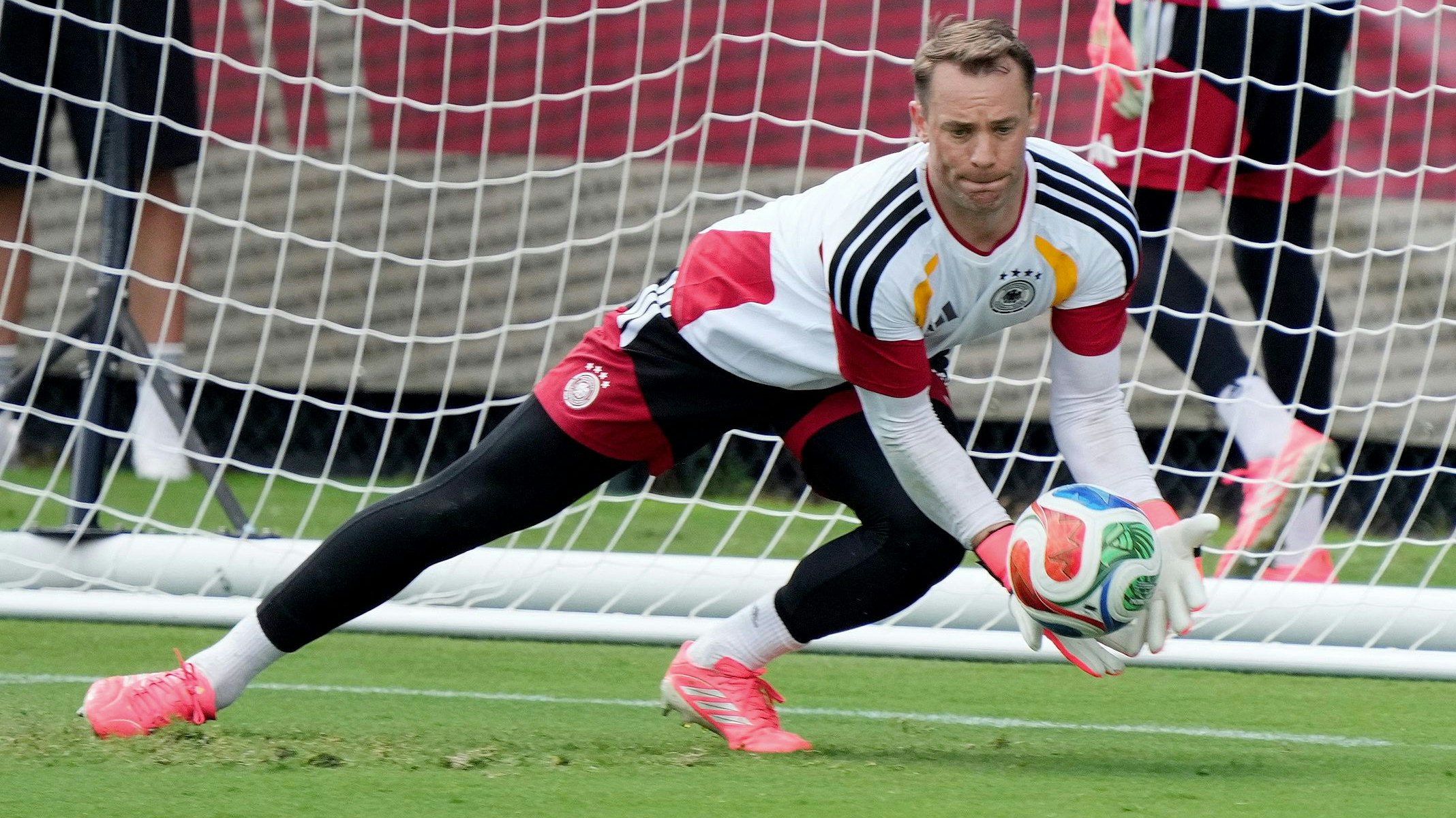 Neuer oder Baumann? DFB-Teamchef verrät Startelf-Goalie