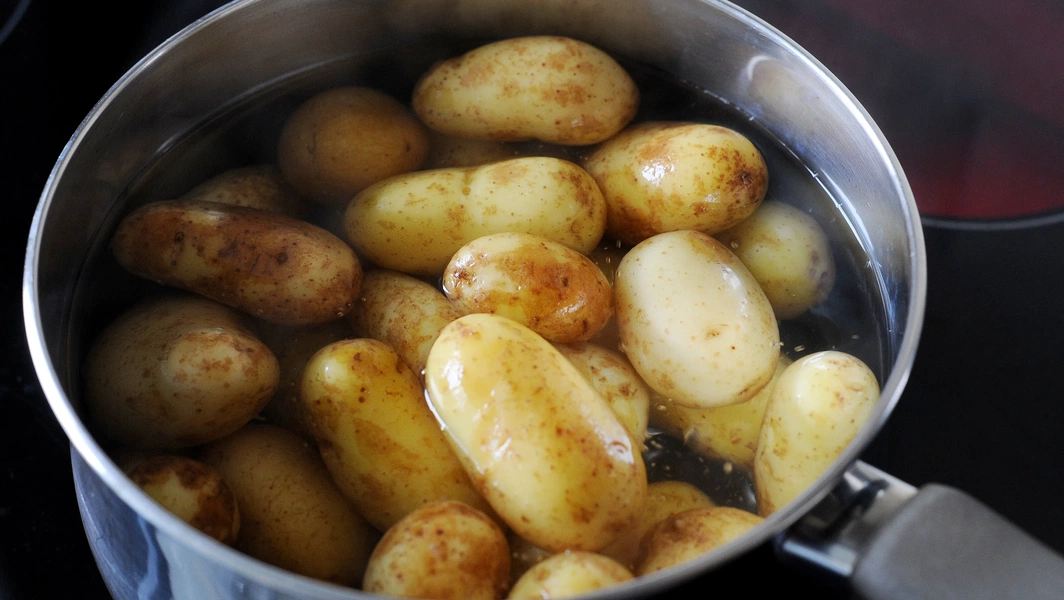 Peeling vs. boiling potatoes with skins