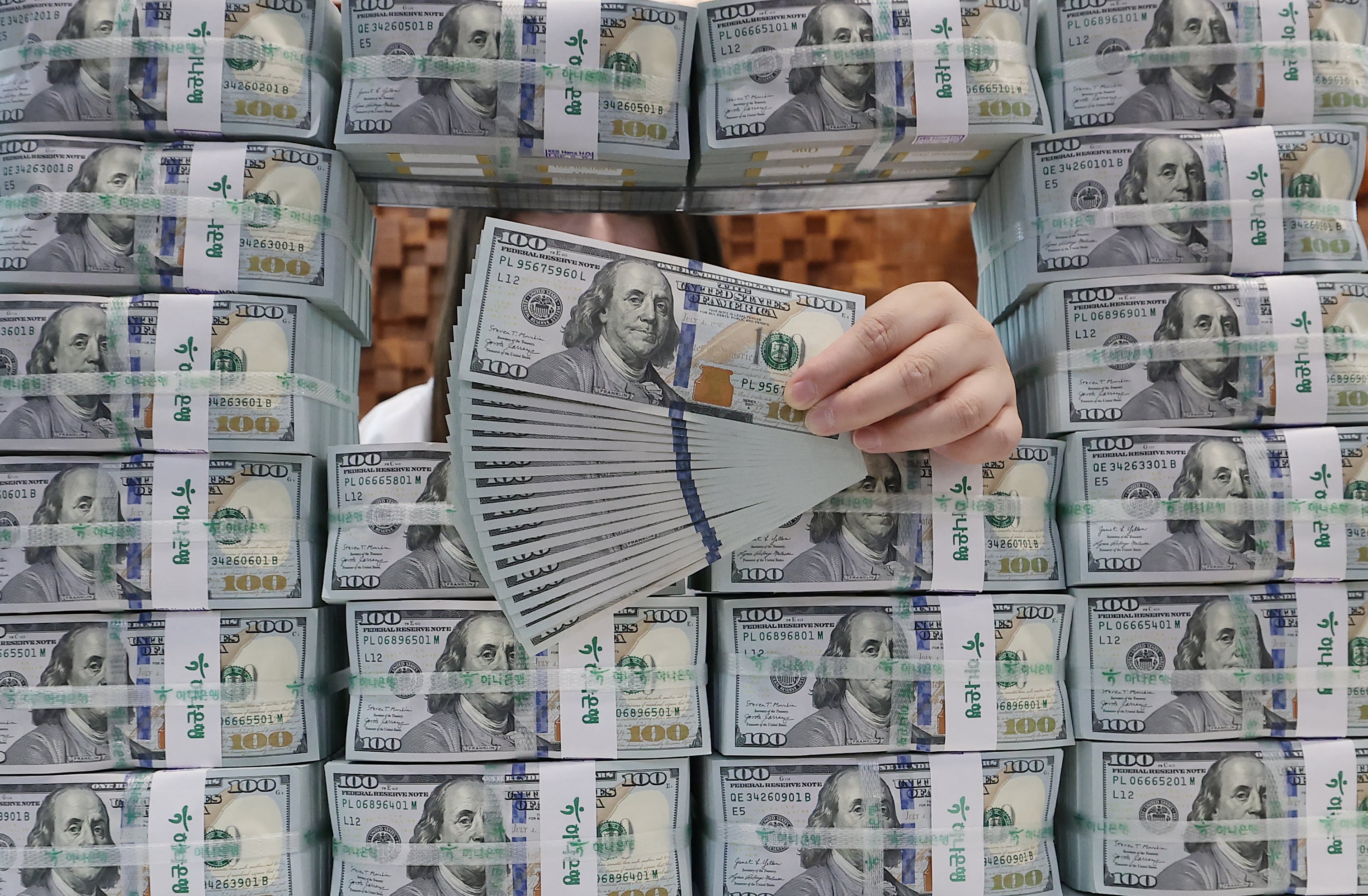 Corporate dollar deposits hit 3-year high despite government's exchange ...