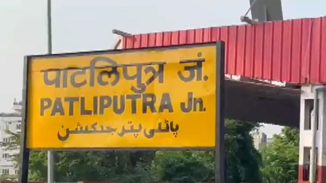 Bihar: Agitated examinees pelt stones at Patliputra railway station